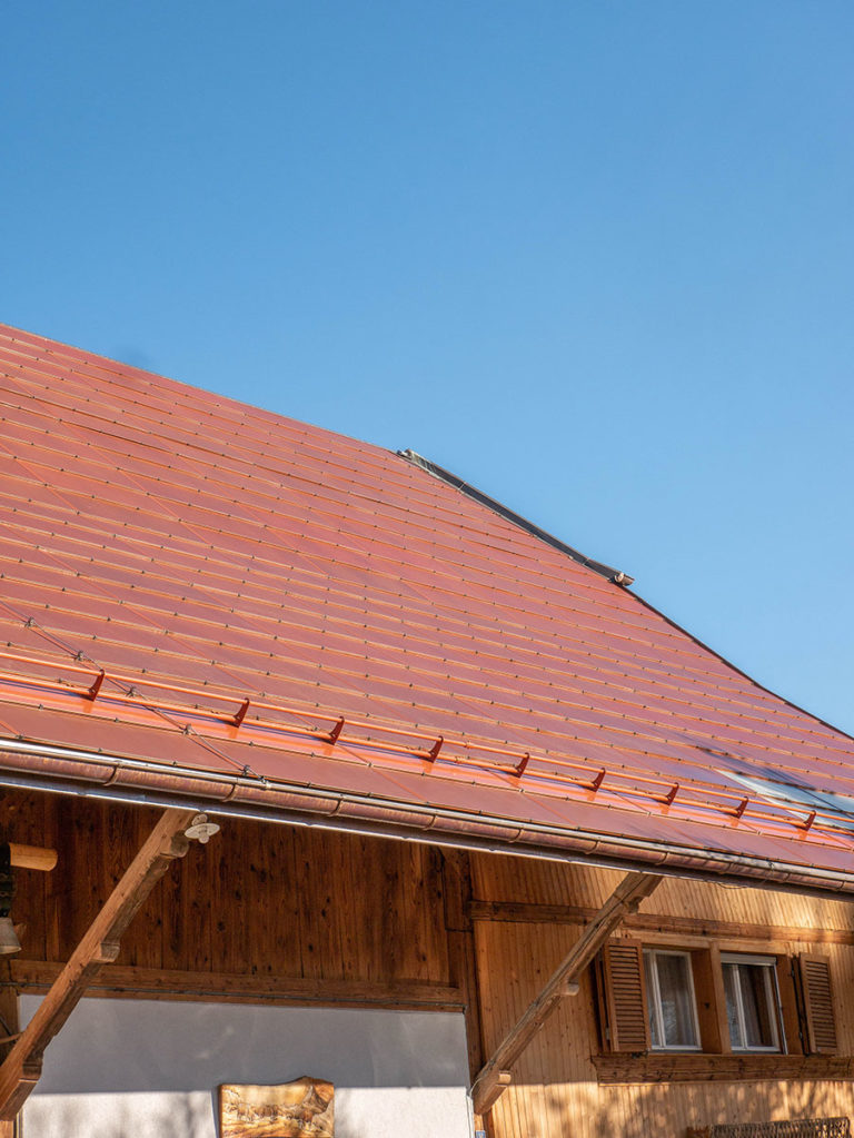 Terrakotta Solardach auf Bauernhaus - eppenberger-media gmbh